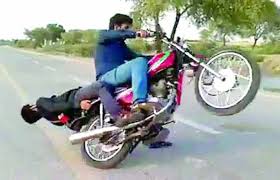 स्टंट बाइकर्स : जानलेवा शौक और मौत से यारी | प्रवक्‍ता.कॉम - Pravakta.Com